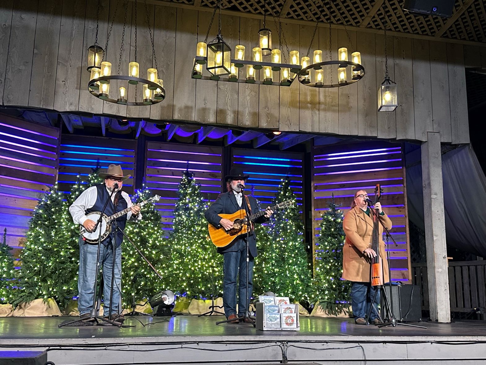 Your Guide to Dollywood at Christmas Time [2024] – Dale, Let's Travel!