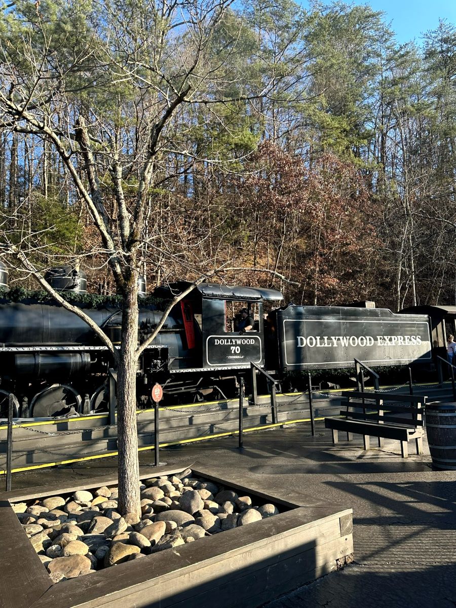 Your Guide to Dollywood at Christmas Time [2024] – Dale, Let's Travel!