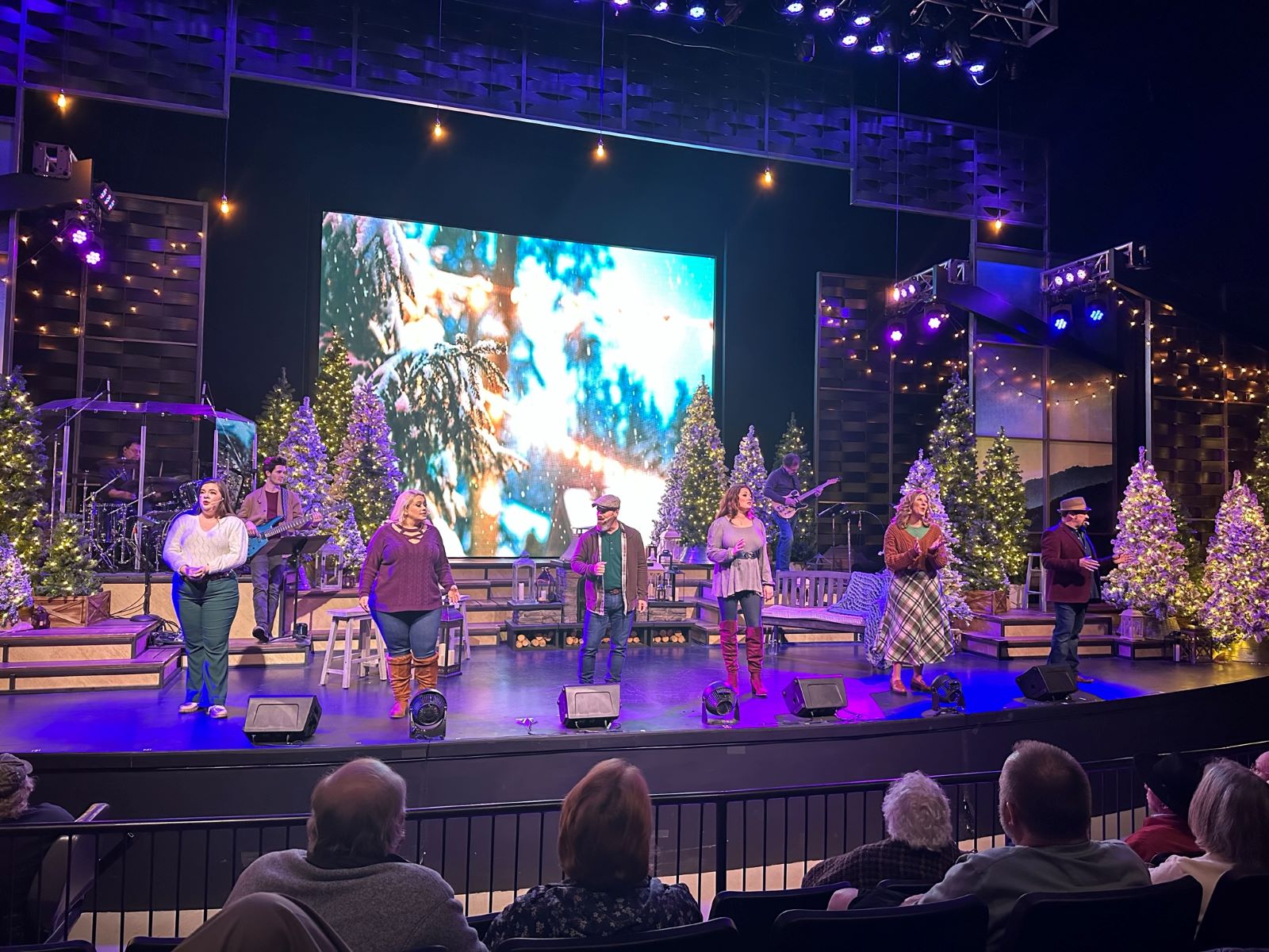 Your Guide to Dollywood at Christmas Time [2024] – Dale, Let's Travel!