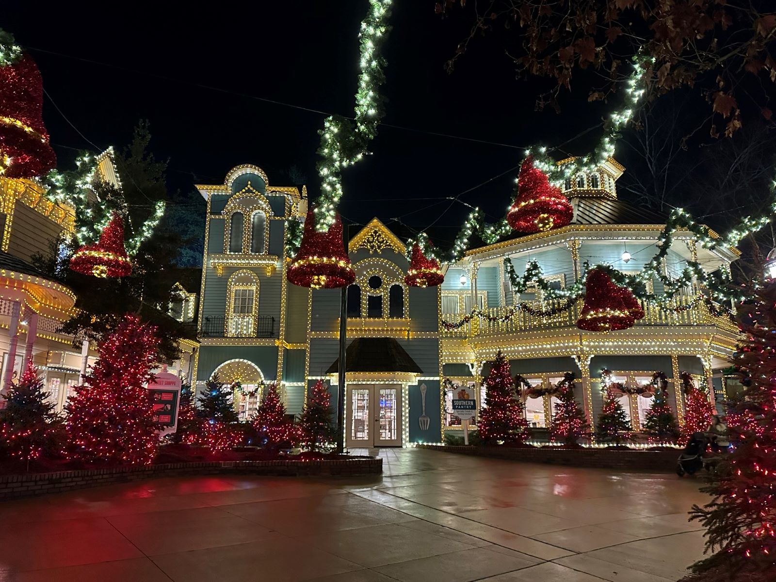 Your Guide to Dollywood at Christmas Time [2024] – Dale, Let's Travel!